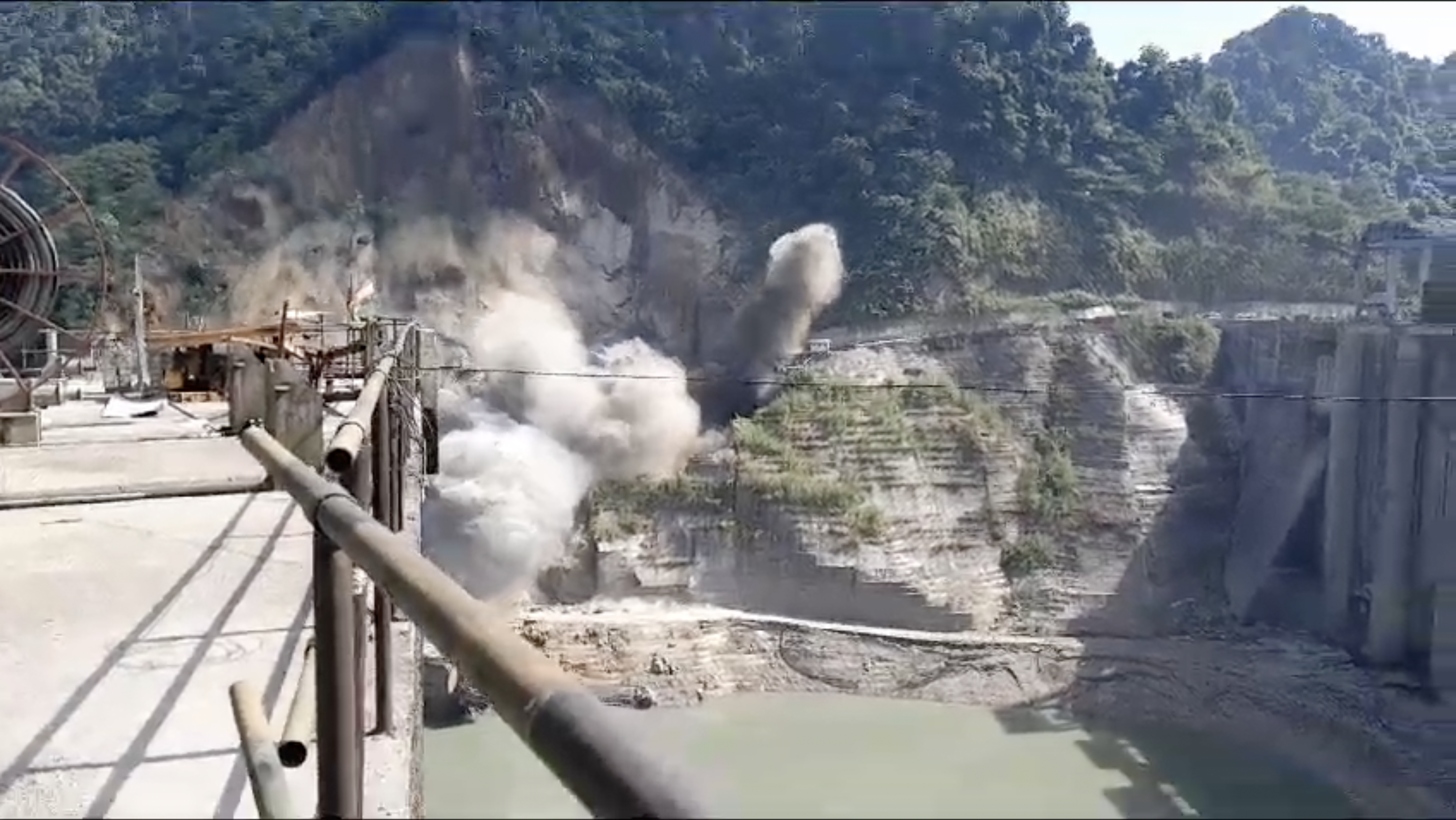 Massive Landslide AGAIN damages Lower Subansiri Hydro Project in Oct ...