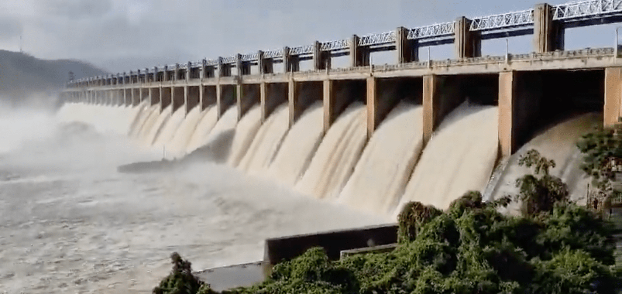 Tungabhadra Dam: A Crest Gate washed away in August 2024 – SANDRP